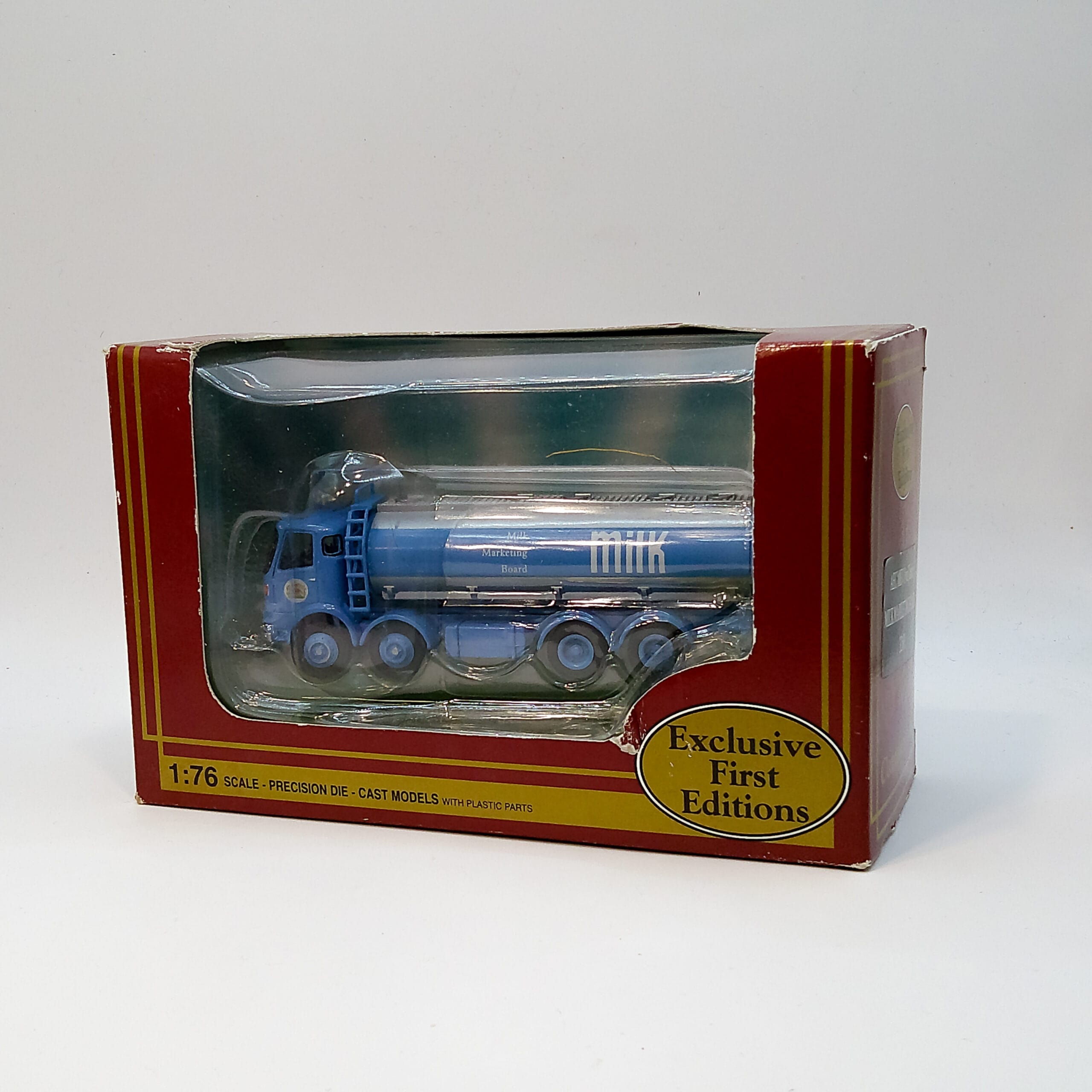 EFE 32601 1/76 AEC MK V Oval Tanker MILK Marketing – The Dartford Model ...